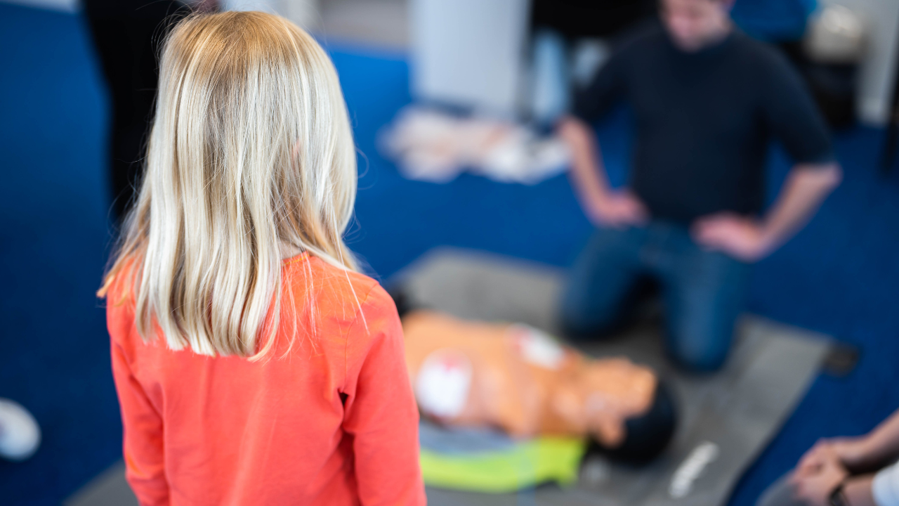 AED uitleg voor kinderen: zo leg je het simpel uit op school | Blog